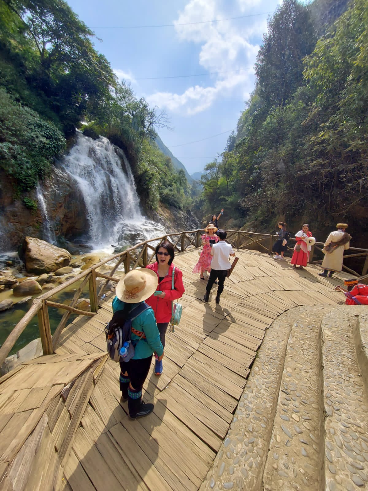 Group Haft day tour Trekking to Cat Cat village - Sapatourtrekking.com